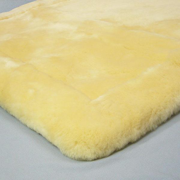 メーカー：京都西川(株)サイズ：140cm×205cmキルティング製(許容範囲+5%-3%)カラー：掲載写真。原皮：オーストラリアショーンラム１００％ パイル長2.5cm　額部分3.5cm中綿：ポリエステル綿１００％　2.4kg 総重量　約...