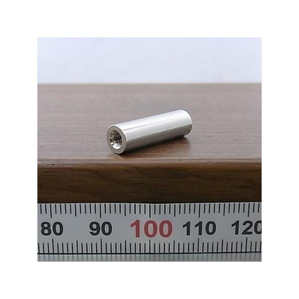 サイズ：内ネジM3-P0.5、外径6mm、長さ20mm材質：快削黄銅（C3604BD)ニッケルメッキ処理入数：4個用途：メッキの光沢を生かして見える部分での高さ調整・間隔調整に。中間に埋め込んで両側からネジで締め込むという利用法も。