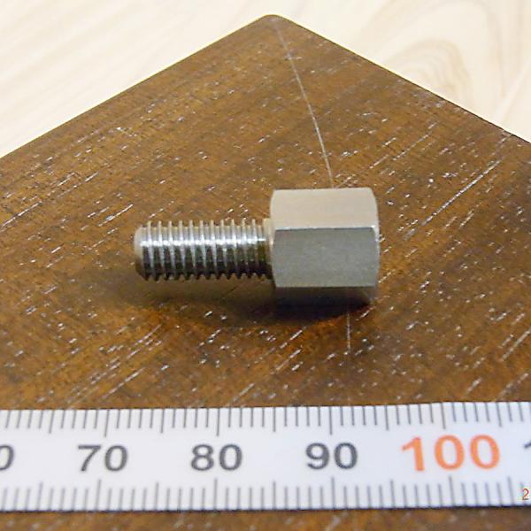 サイズ：六角長さ10mm 対辺10mm 内ネジ深さ7mm 外ネジ長さ13mm素 材：ステンレス(SUS303)入 数：2個用 途：高さ調整等のスペーサーとしてお客様使用事例：「車のボンネットの高さを上げる」「バイクをアップフェンダー化するた...