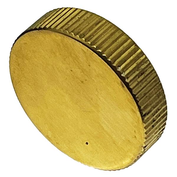 サイズ：内ネジM6-ピッチ1.0mm(ネジ有効長5mm)、外径25mm、高さ6mm材質：真鍮製入数：1個 用途：サインボードや表札、POPディスプレイ板に多用される化粧ナットは、棒ネジと組み合わせることで汎用性の高いネジとしてお使いいただけます。