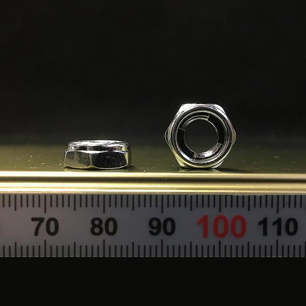 サイズ：ネジ部 M8、二面幅（平径）13mm、厚さ5mm素 材 ：鉄／ユニクロメッキ入 数 ：2個特徴 ：ナット上面のフリクションリング（特殊バネ構造）が振動によるゆるみを防ぎます。締付けの際ボルト側ねじ山に接地後、ねじ山に沿ってフリクショ...