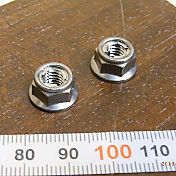 サイズ：ネジM6-P1.0、二面幅10mm、厚さ7mm、フランジ径13mm素材：ステンレス入数：2個特徴：オートバイのパーツの取付け等に。特に振動でネジが緩みやすい箇所に。