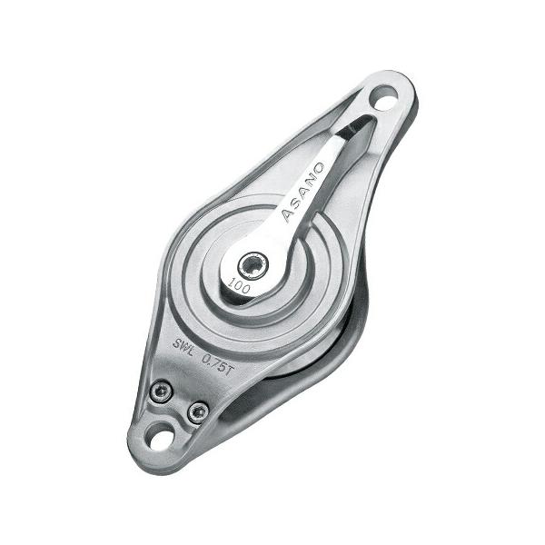 シーブ軸と本体の一体構造により、強度が向上しました。シーブの端部は本体に収まっており、ロープが挟まらないように設計されています。本体から大きくせり出したリブは、強度アップに貢献しています。当社の連結金具製品（スイベルCC等）と組み合わせて使...