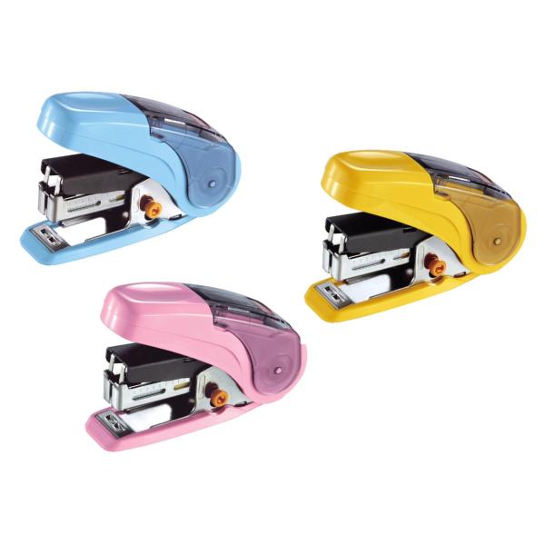 ※ 【追跡メール便】ポスト投函になります。【20枚とじ】軽い力でとじるサクリのこども用カラーホッチキス。お名前シール付き。予備針ポケット付きで連続作業にも使いやすい。コンパクトで軽くとじられるので、お子様の工作などに最適です！