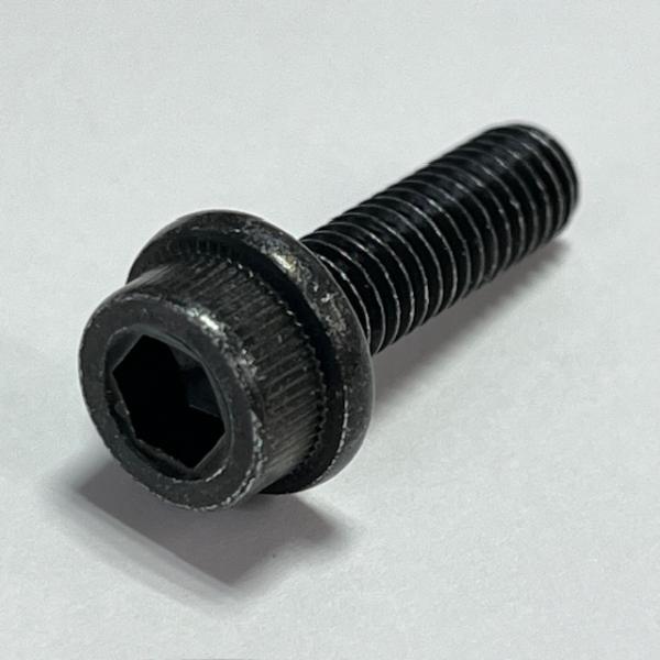 M3 X 6L フランジソケット SCM435(H)黒メッキ。一般的な黒染め被膜ではなく黒色電気亜鉛メッキなので耐候性があります。フランジで座面が大きく確保できております。強度区分10.9 電気亜鉛黒色メッキ。*発注単位に関する注意*当コー...