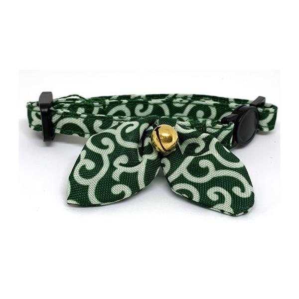 唐草模様の猫首輪です。模様と相まって個性的なデザインです。金色の鈴付（比較的小さな音色です）左右に力が加わることにより自然に外れるバックル仕様。■ネコポス対応品対応サイズ：2この商品はネコポスでの発送が可能です。指定はご注文時の配送方法で「...