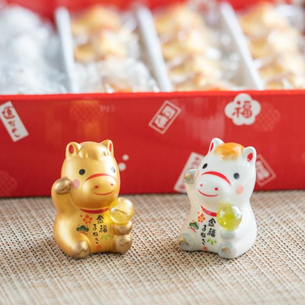 招福吉祥の馬の置物●内容：金と白2点セット(バラ売り不可)●材質：陶器　●寸法：横幅各3.5cm×奥行各4cm×高さ各5cm●生産：薬師窯製造メーカー及び窯元、かつ当店での検品を通過したうつわは、上記のような個々の違いでの「返品・交換」をお...