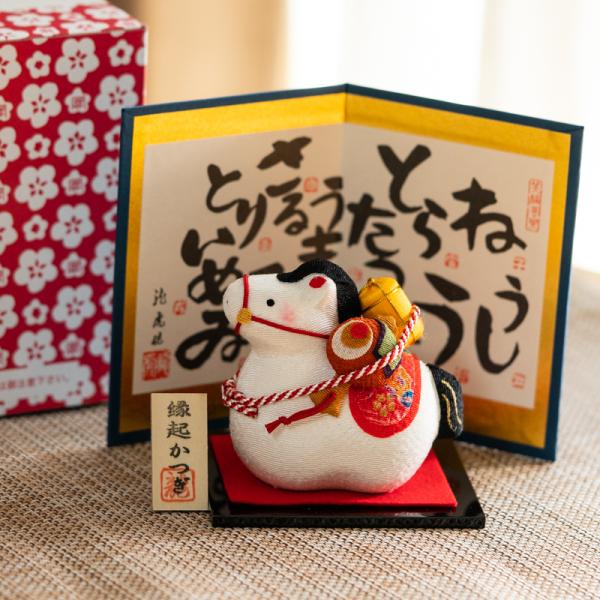 招福吉祥の午の置物●材質：レーヨンちりめん●サイズ：幅 9cm　奥行 7.5cm　高さ 15cm（屏風の高さ）●生産：リュウコドウ