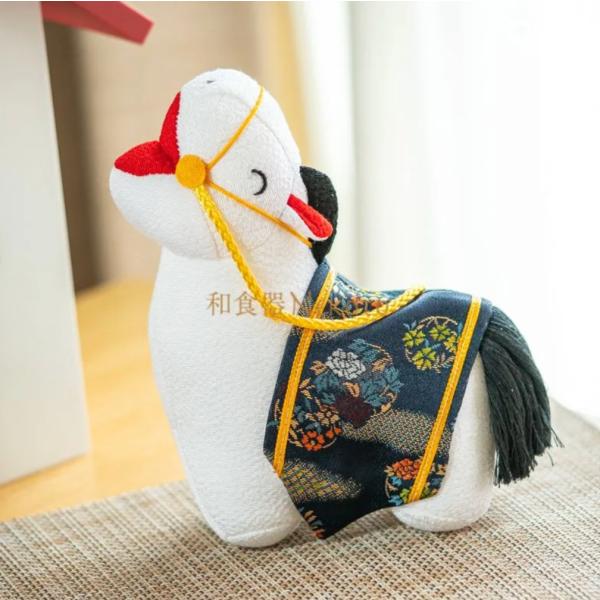 招福吉祥の午の置物（鞍に使用している布の色・柄につきましては、ランダムでのお届けとなります。あらかじめご了承ください。）●材質：レーヨンちりめん●サイズ：幅14×奥行7.5×高さ17cm●生産：リュウコドウ