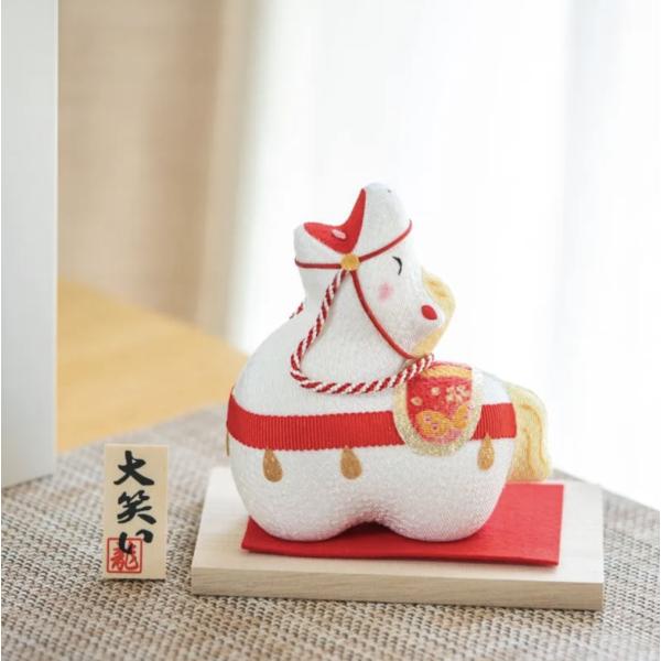 招福吉祥の午の置物●材質：レーヨンちりめん●サイズ：幅11.5×奥行7.5×高さ11.5cm●生産：リュウコドウ