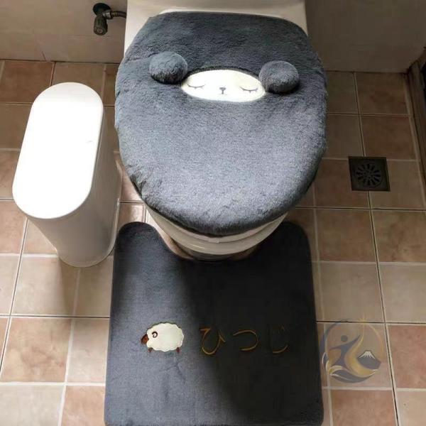 ★洋式トイレ3点セット◇洗濯OK！おしゃれでかわいいトイレマット！ふわふわの肌触りで気持ちが良い便座カバー！★かわいいヒツジとラビットのタイプのトイレ用品です。ふわふわタッチでお尻が気持ちいい便座カバーセットです。トイレ空間をスタイリッシュ...