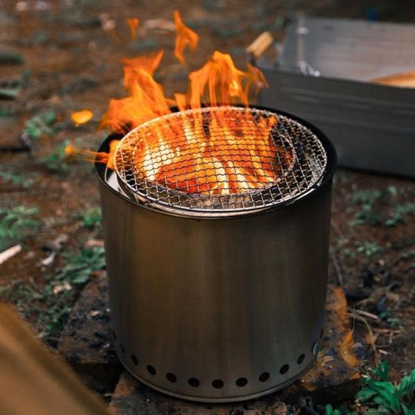 【商品説明】二次燃焼効果が高い為、通常燃焼時に起こりがちな白煙なども燃やし切り、煙が出にくく、火力も強い構造となっています【仕様(スペック)】33×34cm(外径×高さ）燃焼部サイズ：17×23cm(口径×深さ)収納サイズ35×35cmゴト...