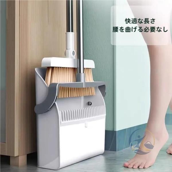 【180°角度調節可能ほうき】最新型回転式ほうき、180°角度調節でき、角度を自由に調整し、ソファーの下、ベッドの下や狭いスペースにしても清掃することができます。3列のしなやかな毛先は、高品質のPET素材を使用し、適度的な密度があります。薄...