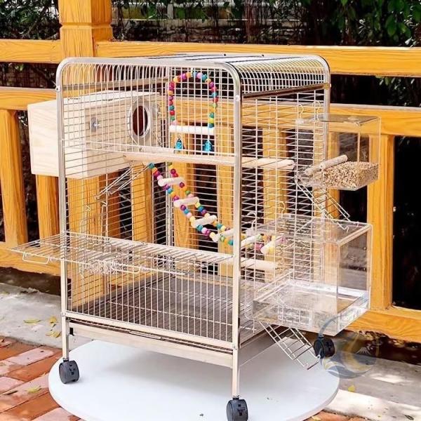 小鳥用の特別な鳥かご: 付属品は非常に豊富です。 食べる、飲む、入浴する、繁殖する、ふれあう、遊ぶなど多くの機能を持っています。 スペースが広く、小さなオウムをたくさん飼うことができます。特大のインタラクティブなプラットフォームを備えていま...