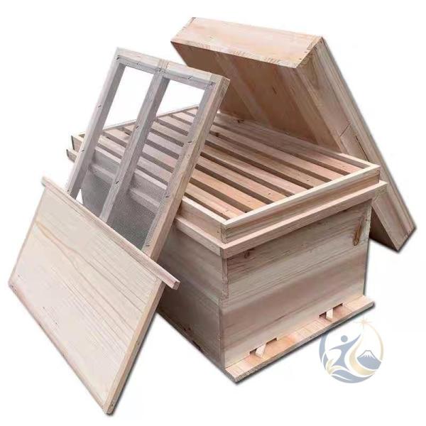 商品詳細サイズ：外側サイズ51.4*32.4cm 内側サイズ49*30*26cm厚さ：1.2cm素材：杉木重さ：約5.9kg配送部品：巣ボックス本体*1＋巣枠*7＋隔離板*1巣ボックスには銅目、メッシュとワイヤーは含まれていません。 お客様...