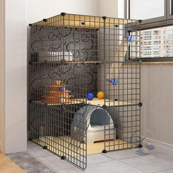 【折りたたみケージ広々スペース】多頭飼いにも対応できる3段/4段タイプキャットゲージです。位置を自由に設置できる広々とした棚板が2/7枚付き、ベッドや玩具なども置けるので、猫ちゃんが中でのんびりリラックスできます。※猫ちゃんがケージに慣れな...