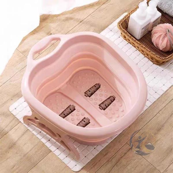 ?【折りたたみ式足湯】厚さ7cmコンパクトに折たためて移動や収納も楽々。取っ手付きの折り畳み式で介護の方や高齢者の持つ運びもとっても楽々。拡大サイズ：40 x 50 x 22cm 折りたたみサイズ：40 x 50 x 7cm?【安全な素材】...