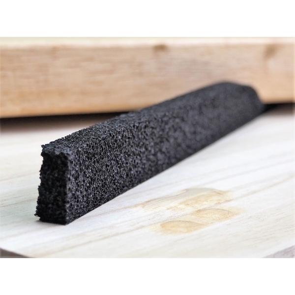 汎用ゴムの中で最も耐久性・耐候性に優れたEPDM混和物を半独立半連続状態で発泡させたフォーム材を基材として、片面に強接着タイプのアクリル系粘着剤が塗布されたシーリング材です。柔軟性のある基材を使用しておりますので圧縮しやすく、優れた水密特性...