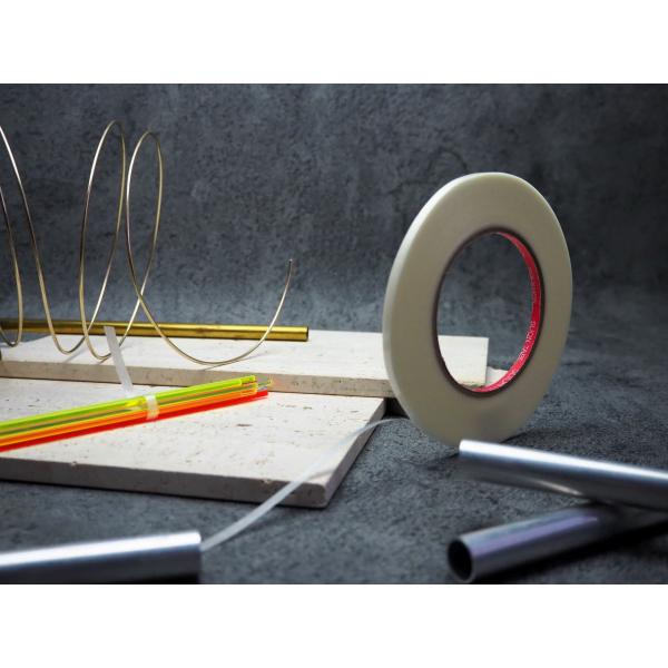 ポリエステル糸を撚って接着した引っ張り強度の強い複合フィルムを基材として、しっかり接着して糊残りが少なく剥がせるゴム系粘着剤が塗布された片面粘着テープです。サイズ　5mm幅×50m巻 (内径76.2mm紙管巻き)厚　み　0.17mm入り数　...