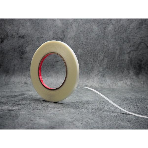 ポリエステル糸を撚って接着した引っ張り強度の強い複合フィルムを基材として、しっかり接着して糊残りが少なく剥がせるゴム系粘着剤が塗布された片面粘着テープです。サイズ　7mm幅×50m巻 (内径76.2mm紙管巻き)厚　み　0.17mm入り数　...