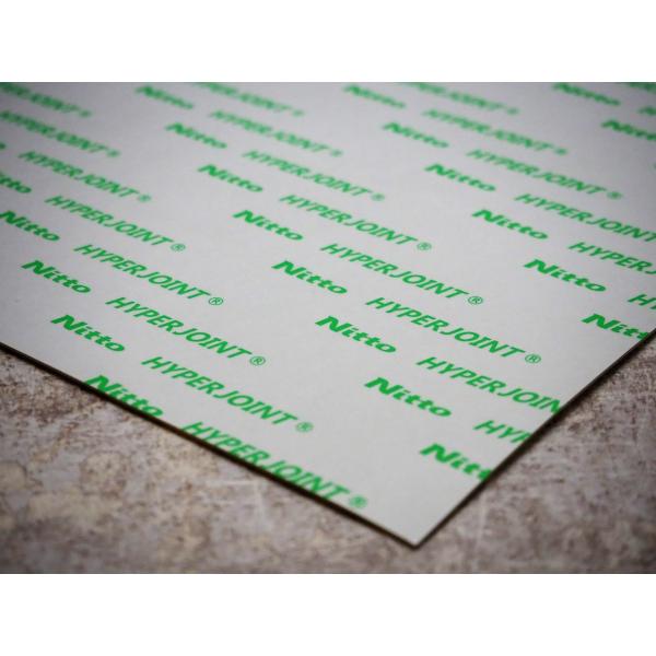 0.4mm厚のアクリルフォームを基材とした、強力に接着するタイプの両面テープです。耐熱性、耐候性にも優れ、柔軟性にも優れた基材を使用しておりますので、被着体の凹凸や伸縮にも追従します。接着特性と保持特性のバランスに優れた「ソフトタイプ」です...