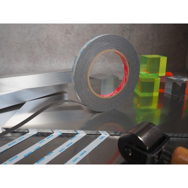 耐熱性及び柔軟性に優れた特殊発泡ポリマーを基材として、強力に接着するタイプの粘着剤が両面に塗布された構造用の両面粘着テープです。亜鉛メッキ鋼板やステンレス等の金属素材、ABSやアクリル等のプラスチック素材に強力に接着し、厚みがあり柔らかいの...