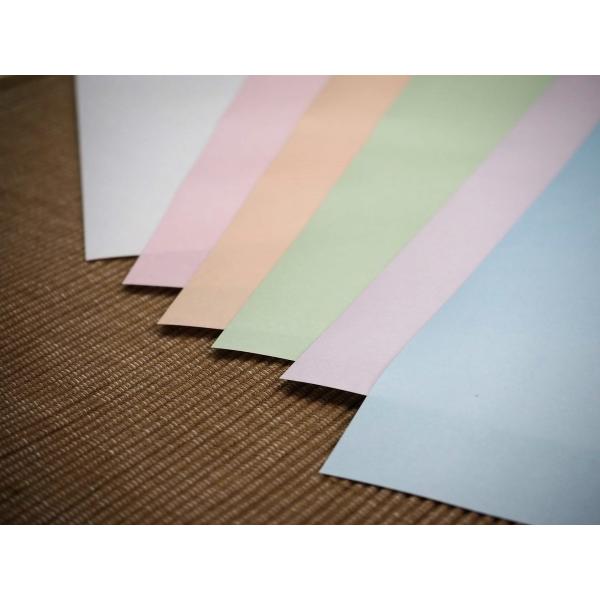 透けて見えるトレーシングペーパーの片面に、貼って剥がせるタイプの粘着剤が塗布されたシートです。トレーシングペーパーは、当ショップオリジナルカラーで6色を準備しております。印刷物等に貼った際には下地が透けて見え、文字などを書き込むことも出来ま...