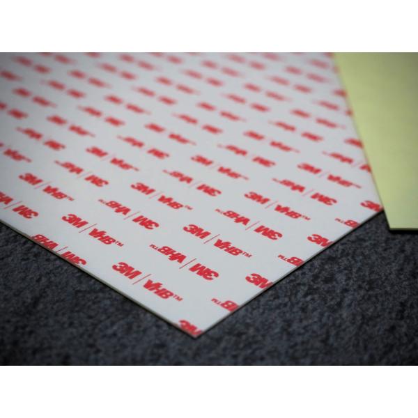 0.4mm厚のアクリルフォームを基材とした、耐候性、耐薬品性に優れた強力に接着するタイプの両面テープです。エンブレム、看板、パネル、金属板等の固定用としても使用されており、工業用・建築用材料としても幅広い用途で使用出来ます。サイズ　295m...