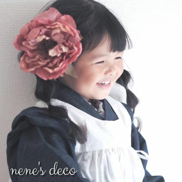 子供の和袴や七五三、大人の浴衣や卒業式にも大人っぽくおしゃれな和髪飾り。ショートヘアにはヘアクリップがおすすめ。ドライ仕様のおしゃれなピオニー。材質もタイプライター生地のようで、しわ感も張りもありおしゃれです。ベルベットアネモネのモチーフと...