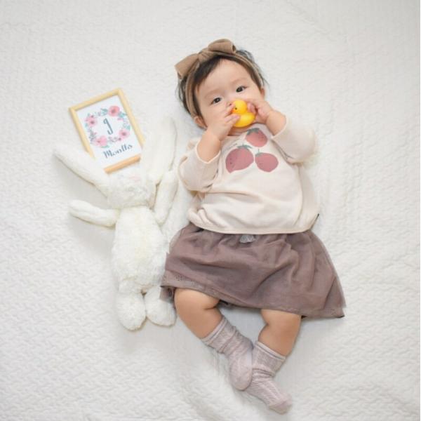 ビックリボン リブヘアバンド【ベビー＆キッズヘアアクセサリー　ネネズデコ】ヘアバンドの長さ：44ｃｍ〜52ｃｍインスタで人気の大きなリボンのリブニットヘアバンド、ネネズデコでも入荷しました。こちらは海外輸入品です。ネネズデコで検品しておりま...