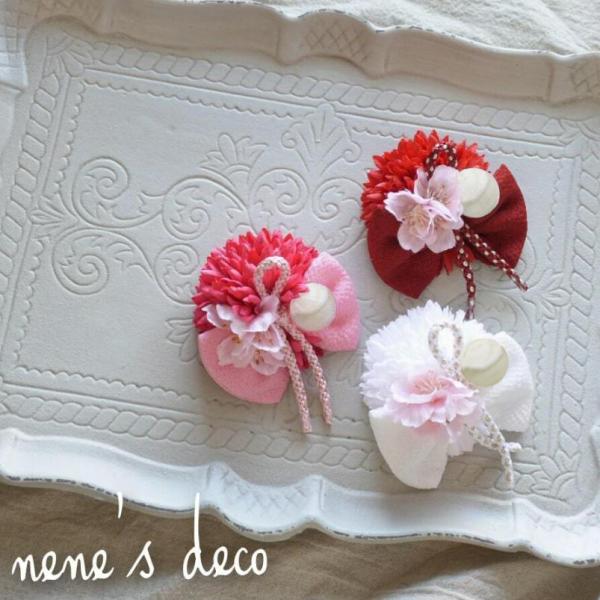 まんまる菊にちりめんリボンの和アクセサリー。赤ちゃんのおひなまつりや七五三・卒業式の袴にも可愛い和風髪飾り。ベビーの袴ロンパースには和飾りヘアバンドがおすすめです。ヘアバンドの長さ：32〜55ｃｍクリップの長さ：4.5ｃｍ〜5ｃｍコーム：4...