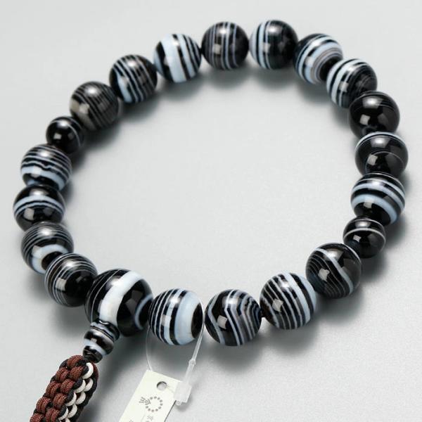 浄土真宗、男性用の正式なお数珠でございます。素材は、神秘的な模様が美しい黒縞瑪瑙を使用させて頂きました。玉表面の艶も美しく、男性用数珠の中で1番大きい18玉サイズでございますので、十分な迫力と貫禄がございます。また、お房部分の細部にまでこだ...