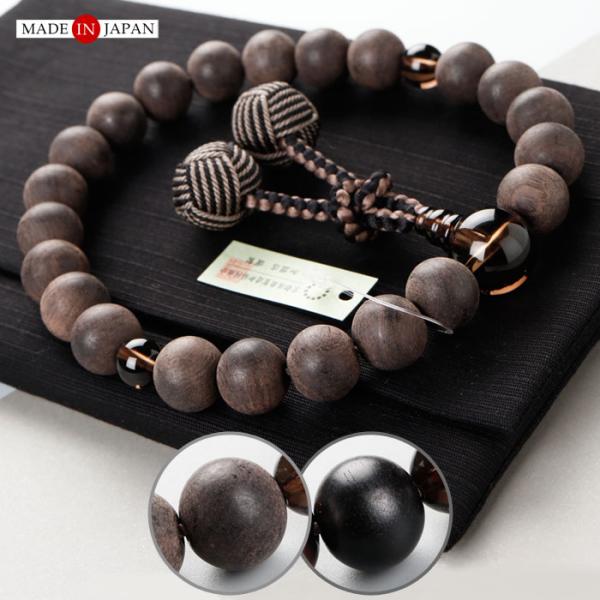 すべての宗派のお客様にお使い頂ける男性用のお数珠でございます。仕上げが異なる2種類の黒檀（こくたん）をご準備させて頂きました。Aは、素引き加工の黒檀、マットな仕上がりでご愛用頂くほど、黒檀の深まる風合いをお楽しみ頂けます。Bは、艶消し加工を...