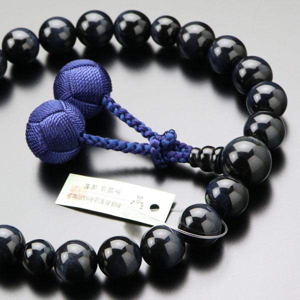 すべての宗派のお客様でもお使い頂ける男性用のお数珠でございます。素材は、高い人気を誇る青虎目石でございます。こちらのお数珠は、一般的な「22玉サイズ」でございます。一見、真っ黒な石の様にも見えますが、角度を変える事により、ブルーグレーの神秘...