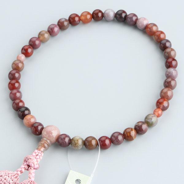 すべての宗派のお客様にお使い頂ける女性用のお数珠でございます。素材は、ピンク印度瑪瑙でございます。落ち着いたピンク系の様々な瑪瑙の濃淡が美しく、魅了されるお数珠でございます。ブラックフォーマルとの色の相性も良く、シックでお洒落な印象を与えて...