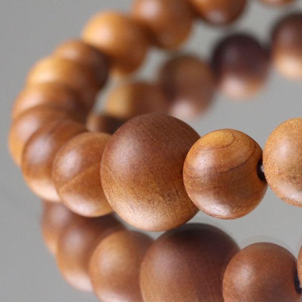 最高級インド産の白檀を使用した数珠ブレスレットでございます。趣き深い色合いが非常に良く、木製数珠ですので軽く扱い易いことはもちろん、使い込むと、どのように変化し深みをましていくのか、興味深い素材でございます。程よく香る白檀の香りと天然木なら...