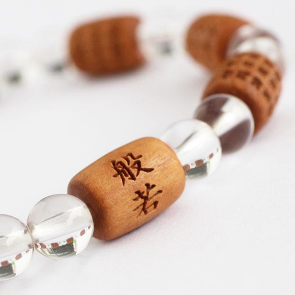 白檀の中で最高級と言われておりますインド産の俵型の白檀に、仏の教え、般若心経を、丁寧に彫りこんだブレスレットでございます。白檀は、高級香木としても人気が高く、お香としても使用されていることもあって、何とも言えない香りが魅力で心を落ち着かせて...