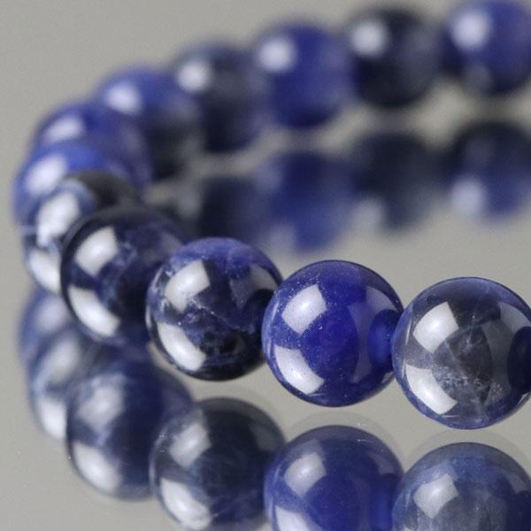 ソーダライトのブレスレットでございます。濃く深みのある青色が美しく、神秘的でございます。サイズは約6mmでさりげなくお使い頂け、他のブレスとの重ね付けにも最適でございます。ソーダライトの落ち着きのある雰囲気と輝きをお楽しみくださいませ。≪素...