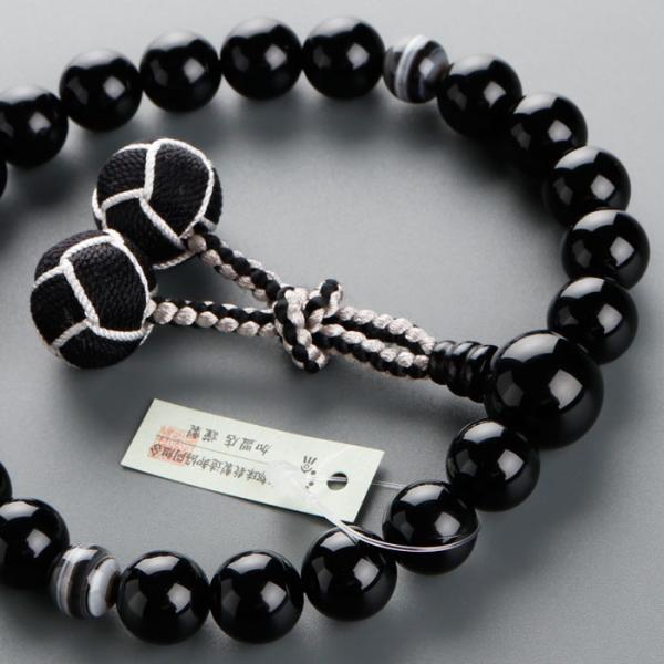 すべて宗派のお客様にお使い頂ける男性用のお数珠でございます。素材は、男性用のお数珠の中でも人気No.1を争う、漆黒の黒オニキスでございます。丁寧に研磨された艶やかな上質のオニキスを厳選使用しております。アクセントには、神秘的な縞模様が大変味...