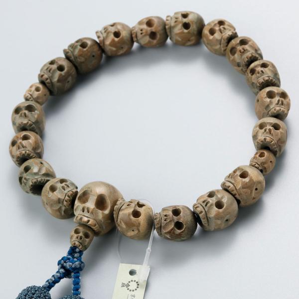 すべての宗派のお客様にお使い頂ける男性用のお数珠でございます。素材は、リアルに髑髏（どくろ）が彫刻された緑檀（りょくだん）でございます。「パロサント」または「本緑檀」と呼ばれており、使い込むほど色艶を深めてゆき、身に着ける人それぞれの彩りを...