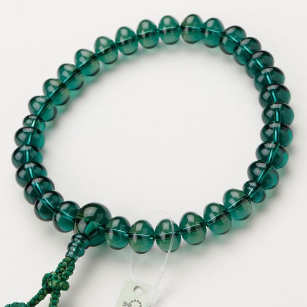 すべての宗派のお客様にお使い頂ける男性用のお数珠でございます。素材は、色・艶・形・透明感、すべてにおいて素晴らしいグリーンクォーツでございます。特に色合いが濃く、まさに逸品数珠でございます。通常の丸玉とは違い、とても技術が必要とされるみかん...