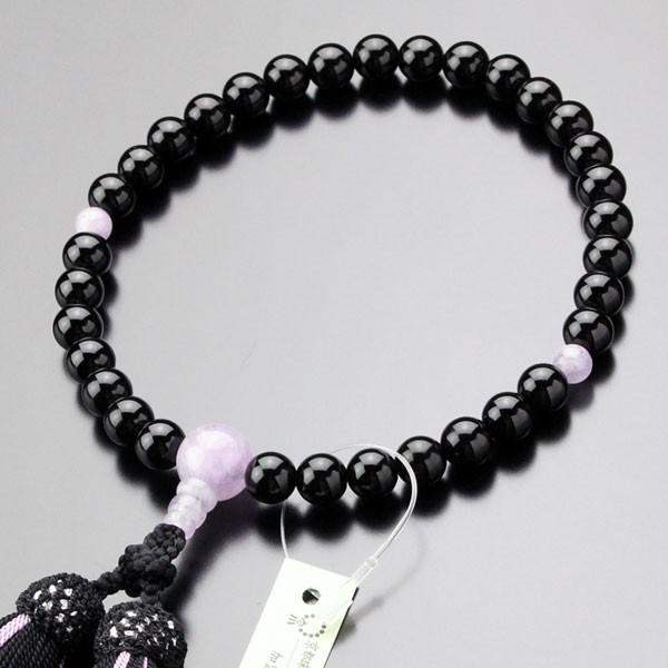 すべての宗派のお客様にお使い頂ける女性用のお数珠でございます。素材はブラックオニキス、アクセントには人気の藤雲石（ラベンダーアメジスト）を使用しました。親玉の藤雲石は、約12ミリございます。このサイズの親玉を使用することによって、全体的な印...