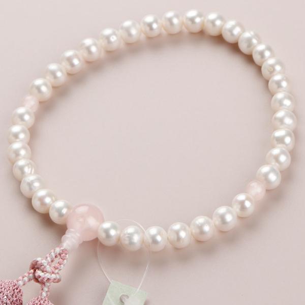 すべての宗派のお客様にお使い頂ける女性用のお数珠でございます。素材は、美しい白系の淡水パール。アクセントには、ローズクォーツが使用されております。本真珠は、どうしても高価になりますが、今回ご紹介いたします淡水パールは、玉の大きさも約8ミリご...