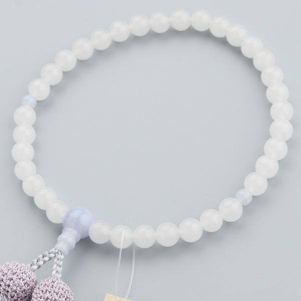 すべての宗派のお客様にお使い頂ける女性用のお数珠でございます。素材は、優しい色合いの白オニキスと、アクセントにはブルーレースを組み合わせております。白オニキスシリーズのお数珠は、女性らしさがあり、とても人気がございます。「他のデザインを作っ...