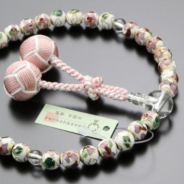 すべての宗派のお客様にお使い頂ける女性用のお数珠でございます。素材は、古代から続く伝統の工芸である七宝焼でございます。七種の宝（金・銀・瑠璃・珊瑚・瑪瑙・琥珀・しゃこ）を表すという、きらびやかな由来に心惹かれます。鮮やかに描かれた花模様は、...