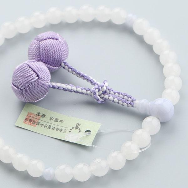 すべての宗派のお客様にお使い頂ける女性用のお数珠でございます。素材は、優しい色合いの白オニキスと、アクセントにはブルーレースを組み合わせております。白オニキスを使用したお数珠は、女性らしさがあり、とても人気がございます。水色のブルーレースを...