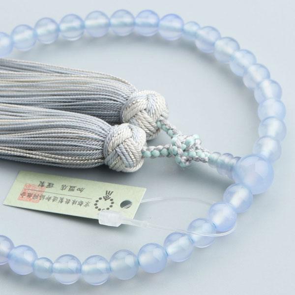 すべての宗派のお客様にお使い頂ける女性用のお数珠でございます。素材はブルーカルセドニーでございます。ブルーカルセドニーは、半透明の乳白色が美しい天然石で、ブルーカラーの素材をそのように呼びます。房は、銀花かがり房。素材に合わせて、優しい水色...