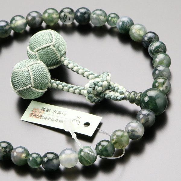 すべての宗派のお客様にお使い頂ける女性用のお数珠でございます。素材は、青苔瑪瑙（あおこけめのう）でございます。まるで苔が入っているような美しい模様が味わい深く、心癒される落ち着いた緑色が人気でございます。主玉サイズは約8ミリサイズと、お数珠...