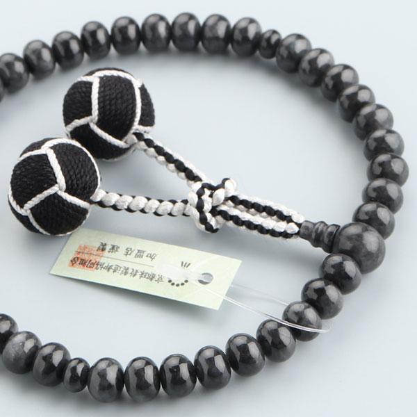 京職人の協力のもと、数量限定の特別価格にてご案内させて頂くすべての宗派のお客様にお使い頂ける女性用のお数珠でございます。素材は、黒ビルマ翡翠でございます。翡翠といえば、まずグリーン色をイメージされる方が多いと思いますが翡翠には、様々な色の翡...