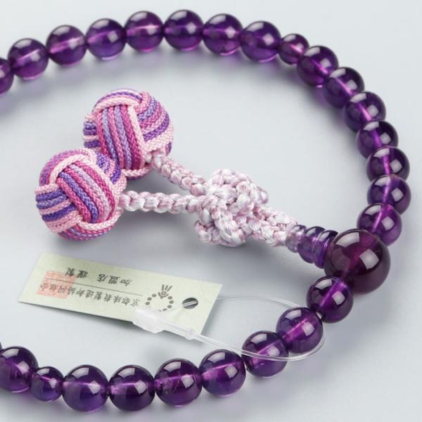 すべての宗派のお客様にお使い頂ける女性用のお数珠でございます。素材は2月の誕生石であります紫水晶でございます。約8ミリサイズでございますので、玉に程よいボリューム感があり、高級感がございます。また、房と親玉の間にある軸部分には、立派なシャカ...
